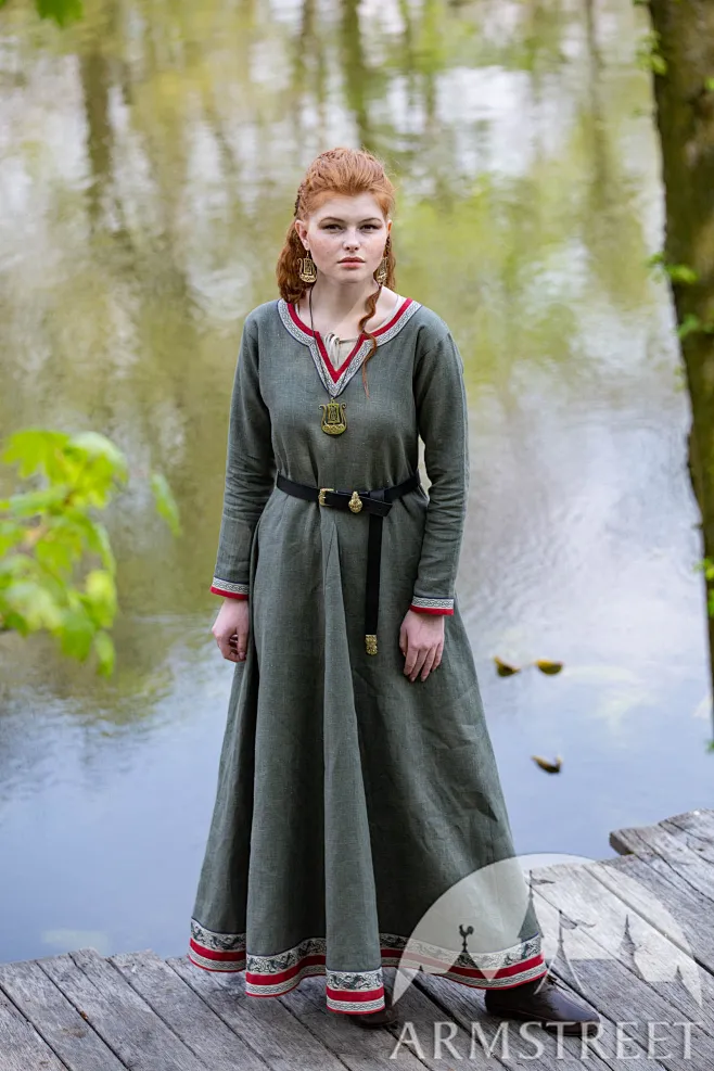 robe-viking-en-lin-naturel-eydis-la-skjaldm-13.jpg (1600×2400)-花瓣网