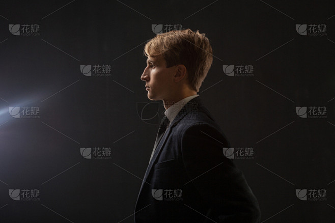 侧面像,青年男人,黑色背景,套装,商务,专心,暗色,仅男人,肖像,一个人