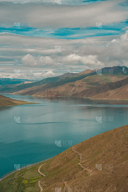 西藏的羊卓木措湖