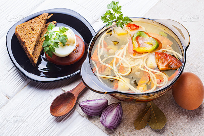 新鲜蔬菜汤与面条在锅上白