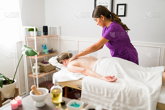 给人按摩的女按摩师