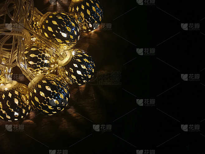 圣诞彩灯球装饰在木桌上。