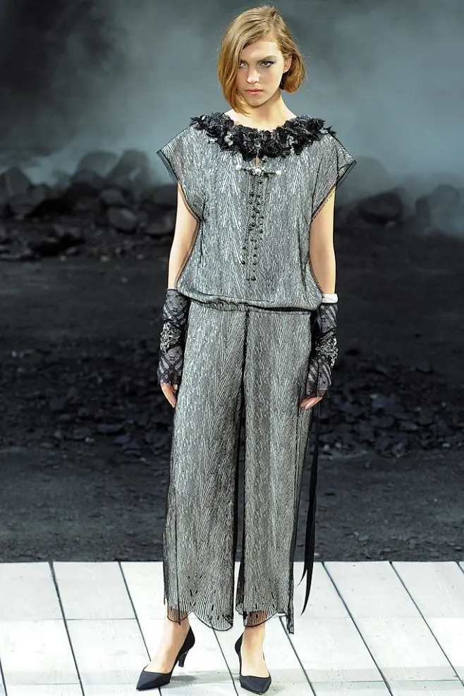 Chanel Fall 2011 Ready-to-Wear Fashion Show : The complete Chanel Fall ...