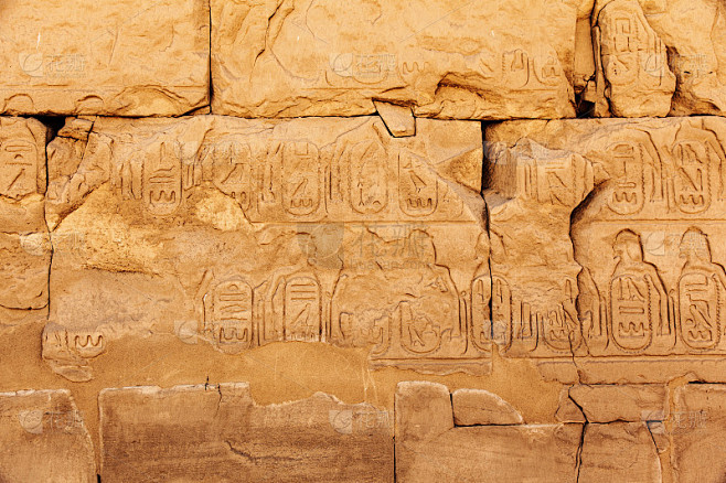 刻在石头上的古埃及象形文字