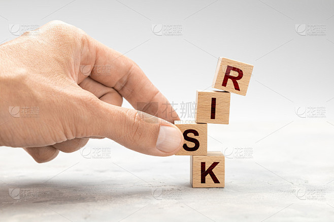 这个人用手拿着RISK方块。不合理的风险