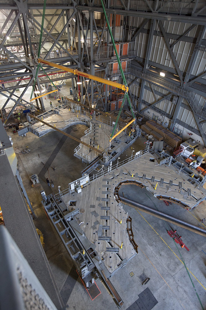 KSC-20160307-PH_DNG0001_0017 : Preparations are underway to lift the ...