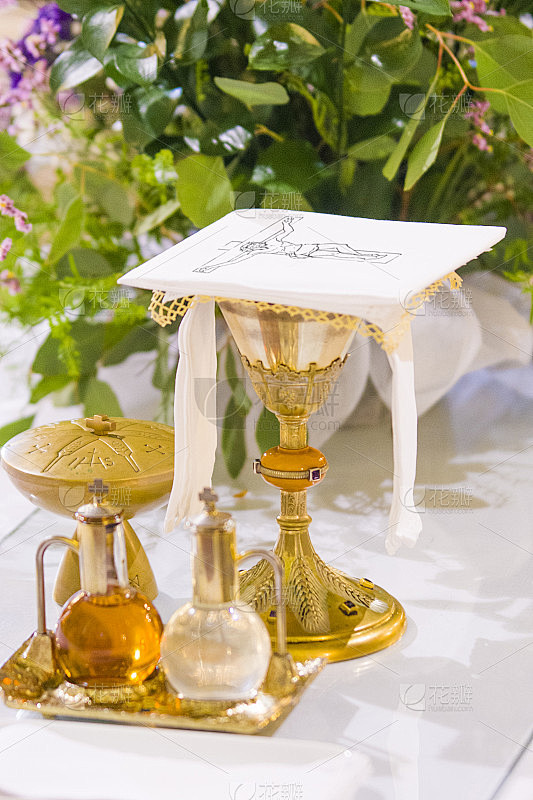 为酒而用的圣杯，基督的血，有主的会堂，基督的身体，以及为献祭而用酒和水的安瓿素材-花瓣网