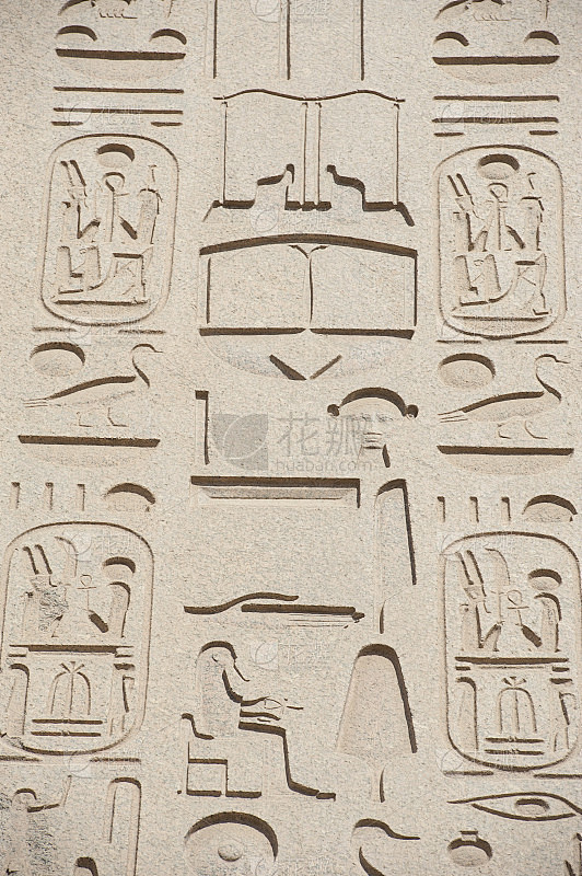 墙上的埃及象形雕刻