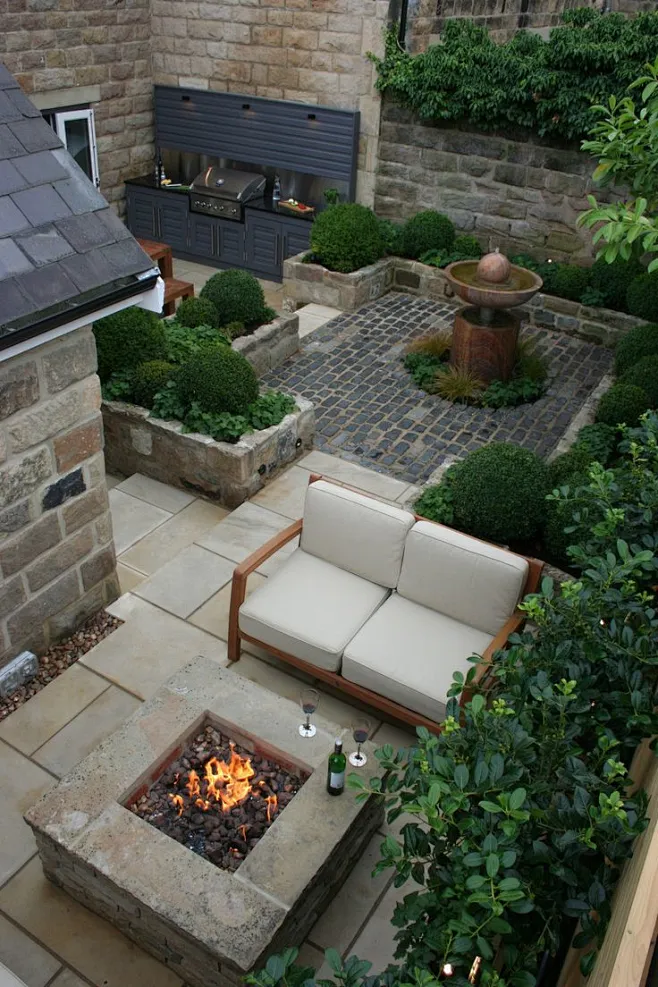 Outdoor Kitchen and Fire pit Urban Courtyard for Entertaining. Inspired ...