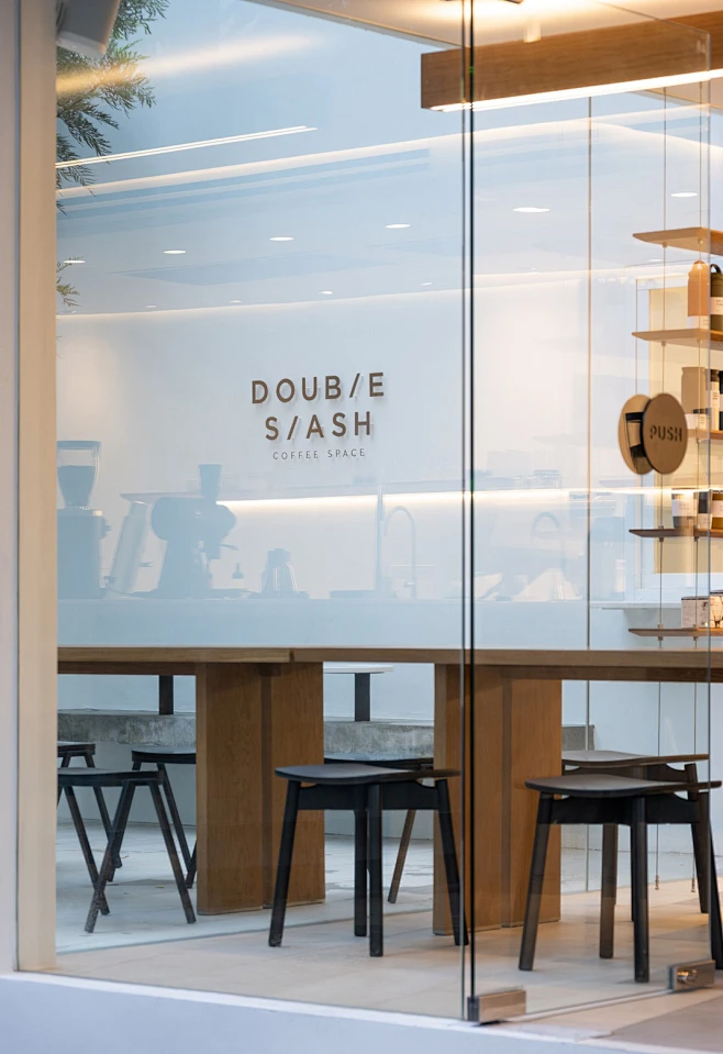 咖啡店Double Slash，Coffee Space 泰国 曼谷 咖啡店 白色空间 网红店 logo设计 vi设计 空间设计-花瓣网