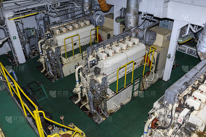 船用引擎。柴油发电机。机舱内部。