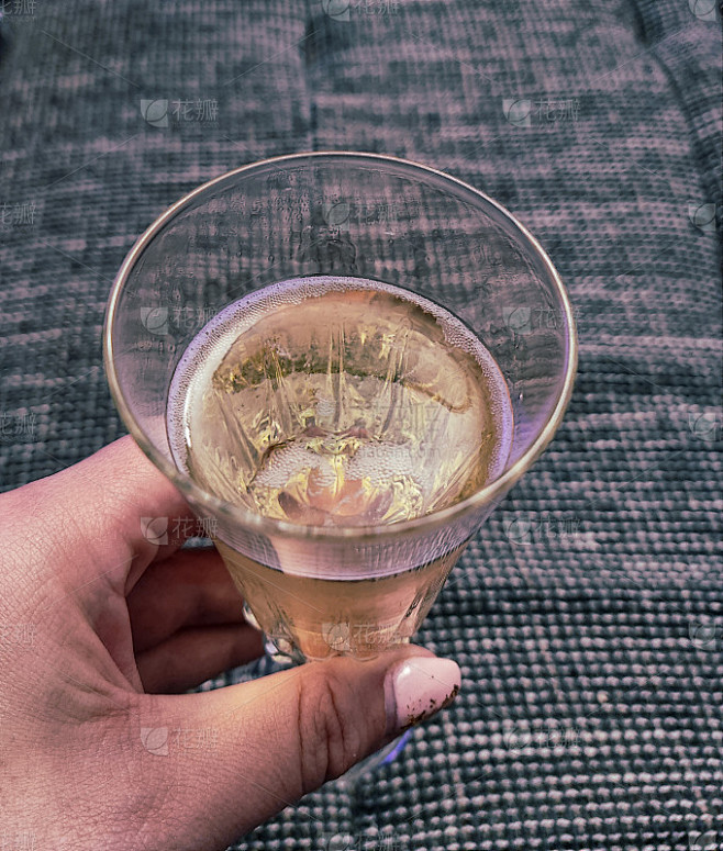手里拿着香槟酒杯 8416