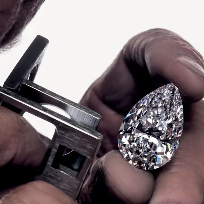 A Master craftsman looking at the Graff Vendome diamond through a loupe-花瓣网