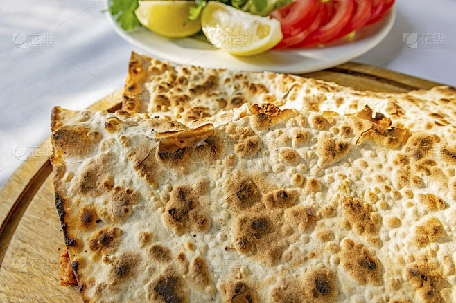 闭合传统的土耳其披萨拉马昆在木盘子