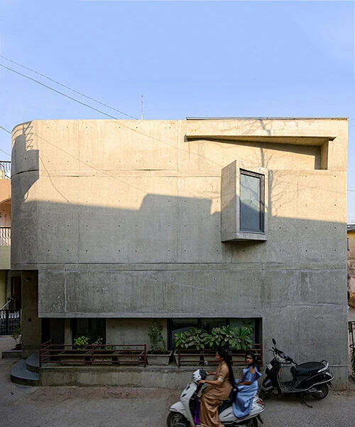 切割、折叠和弯曲清晰地表达了印度 inpractice 混凝土房屋的外墙_5486958312-花瓣网