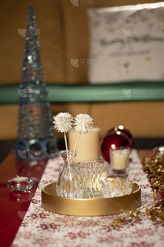 有圣诞装饰和金属树的桌子