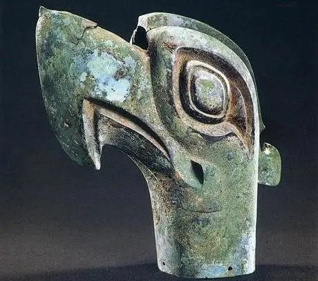 【青铜大鸟头】，通高40.3厘米，是三星堆的鸟类造型文物中形体最大的一件。 其勾喙口缝及眼珠周围皆涂有朱砂。学者们推测，这可能是安装于某种物体 ...