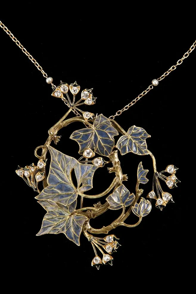 新艺术运动的一代宗师法国艺术家rené Lalique 1860 1945）设计的首饰。lalique重新诠释了现代珠宝的含义。新艺术时期这种