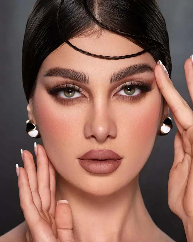 @nawal_khormi Photo shared by BEAUTIca Magazine on December 21, 2022 t-花瓣网