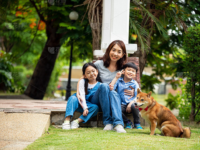 亚洲妈妈和孩子们坐在公园里和柴犬一起玩耍 5261
