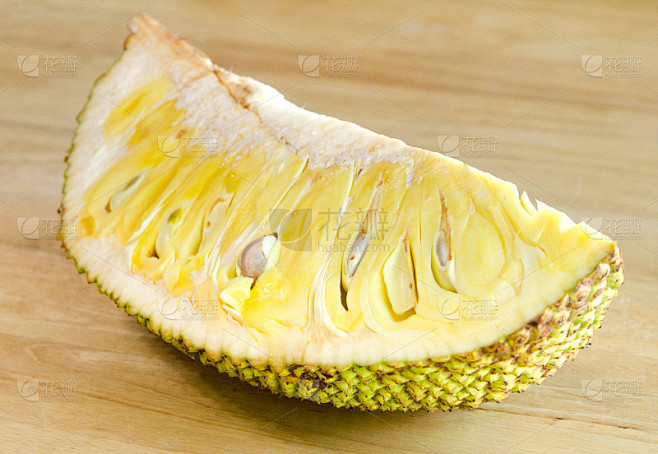 木桌背景上的菠萝蜜滑梯