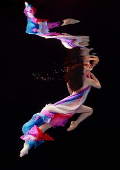 Underwater photos by Peter Benke-花瓣网|陪你做生活的设计师 | ne day... fire in the ...