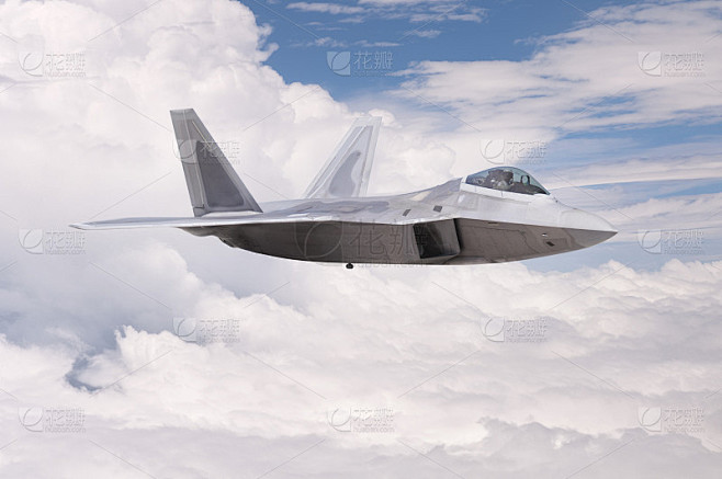 F22在云上飞行