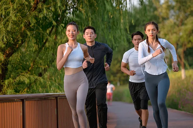 四个年轻人在城市公园里跑步图片下载-花瓣网