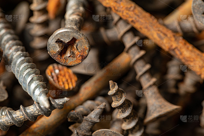 生锈的旧螺丝和钉子。建筑和行业背景。