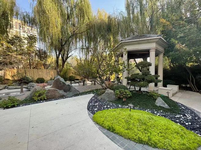 曲线交错形成美感 材料的材质、色温、软硬、整散构成丰富的空间感受