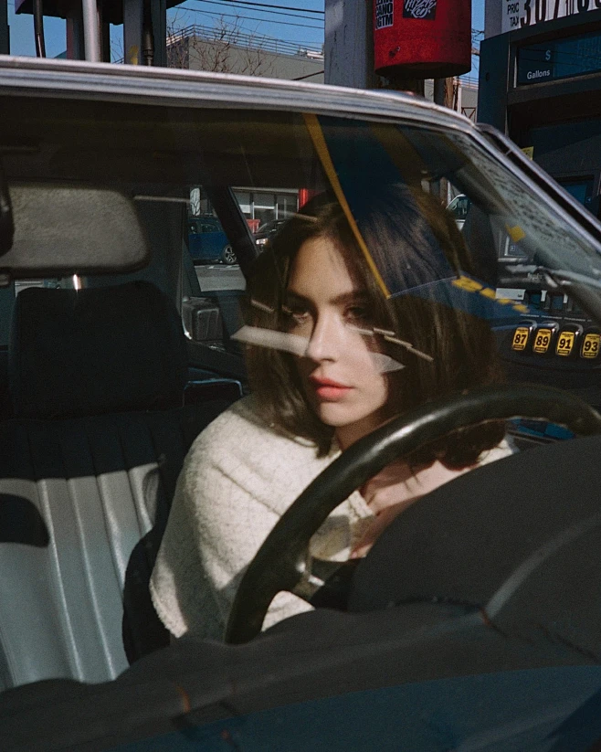 Gracie Abrams，墨西哥版《VOGUE》 Photography by Sebastian Faena -花瓣网
