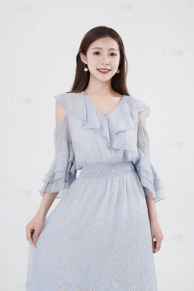 服饰系列实景模特穿着蓝色碎花雪纺连衣长裙的白棚摆拍LYQ_25_03540副本素材-花瓣网