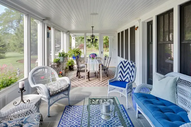 Large beach style back porch photo in Boston with a roof extension-花瓣网