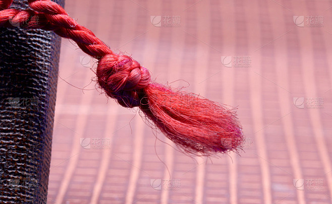 红色的绳子在一本书上