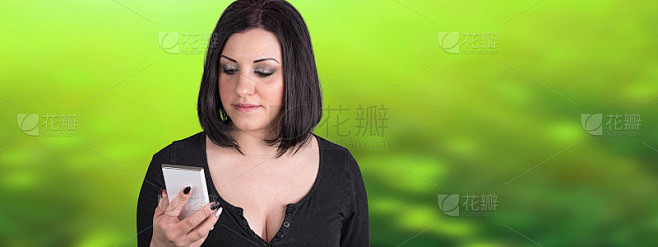 年轻女子使用手机的肖像