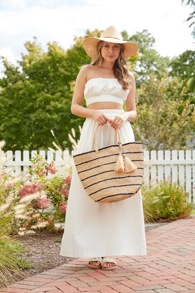 Model in a garden with Costa Navy-花瓣网