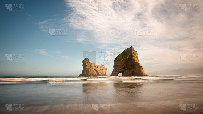 新西兰南岛，瓦拉里基海滩上的拱门岛