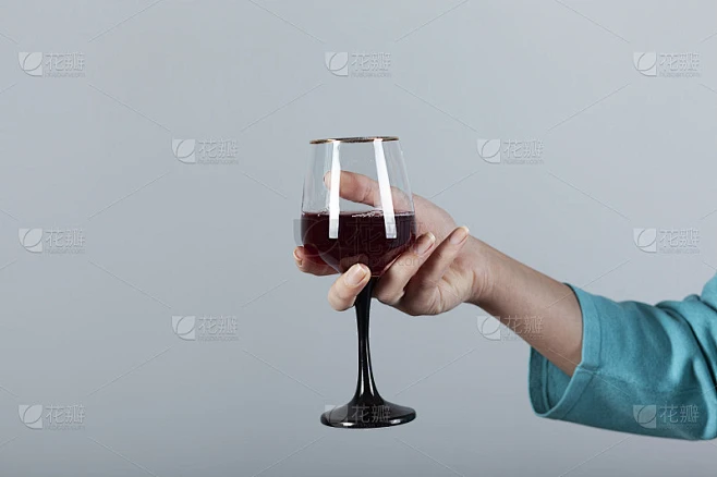 女人手里拿着酒杯素材 花瓣网 6097