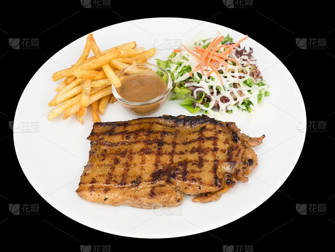 辣烤鸡排配薯条和沙拉，蔬菜孤立在黑色背景与剪切路径素材-花瓣网