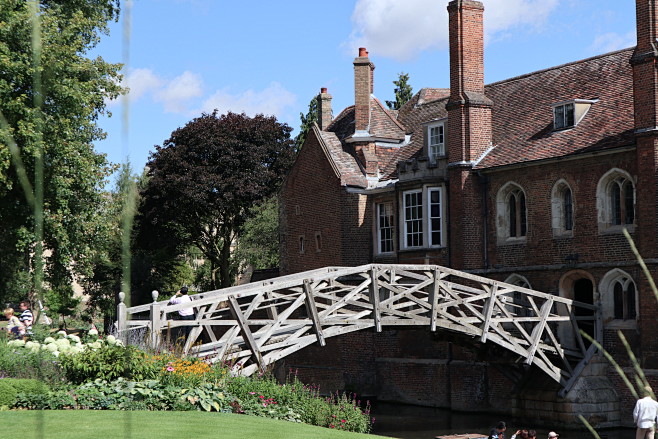 在剑桥大学康河之上，有一桥名曰“数学桥”。相传，它为牛顿亲自设计建造，整个桥体不费一颗钉子和螺丝，浑然天成。后来，学院的学生想要找到桥体结构的 ...