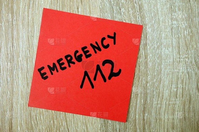 红色贴纸上写着紧急112，特写