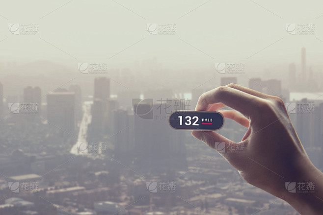 手持PM2.5探测器的男子在雾霾城市上空从PM2.5尘埃背景低能见度城市有危险的雾霾，拷贝空间。