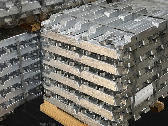 铝锭堆放在托盘上，原料、铝合金准备加工