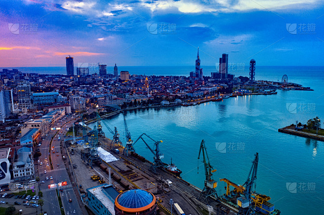 格鲁吉亚巴统——2021年4月7日:巴统港，在明亮的夏日日落灯光下，从港口的一艘货船上俯瞰市中心