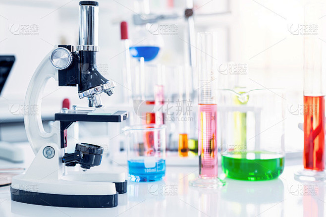 显微镜和试管与实验室玻璃器皿在实验室背景，研究和科学概念