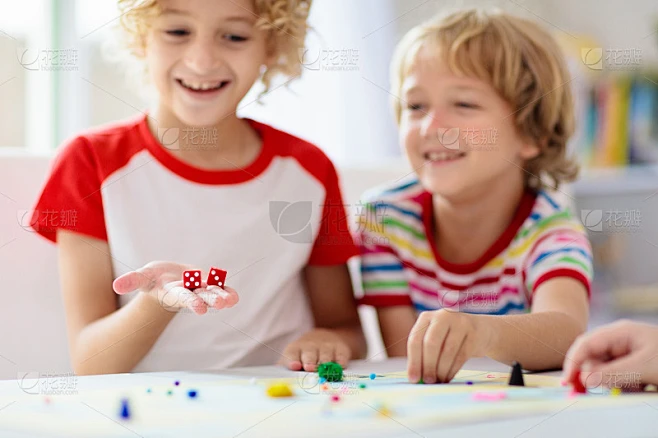 家庭玩棋盘游戏。孩子们玩。素材-花瓣网