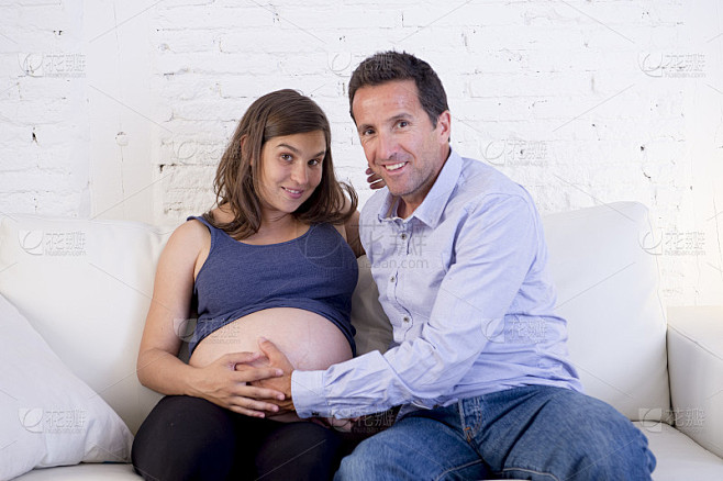 幸福夫妻相爱在家沙发上与孕妇