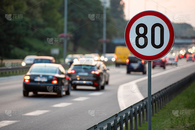 80km/h高速公路限速标志满是汽车