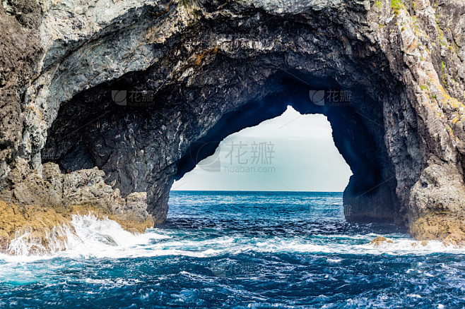 新西兰群岛湾远处岩石中的洞
