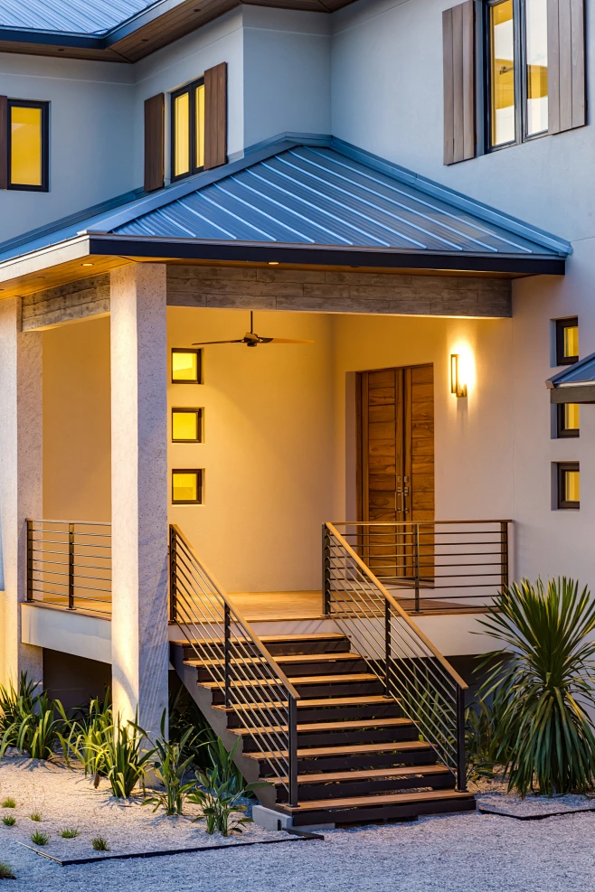 Inspiration for a large contemporary front porch remodel in Tampa with ...